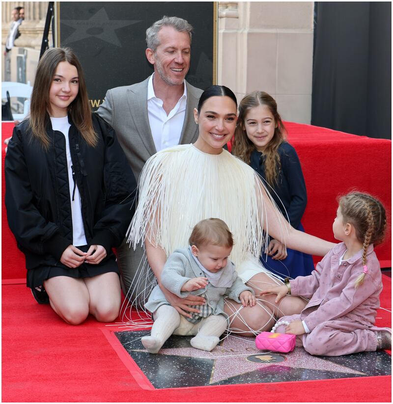 Gal Gadot le da beso a su hija tras recibir su estrella en el Paseo de la Fama – Sagrosso