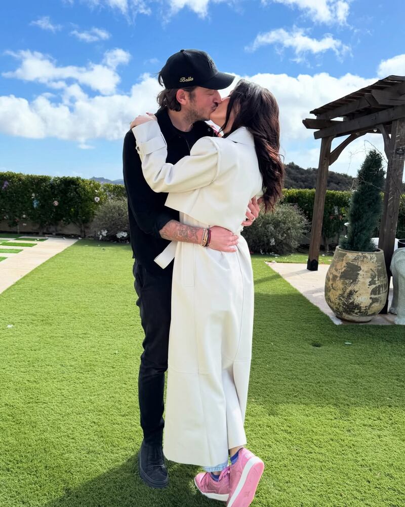 Bella Thorne pide matrimonio a su novio Mark Emms y le llueven críticas ...